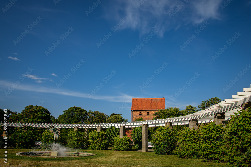 Foto de Bau- und Gartendenkmal im Herzen von Berlin-Frohnau: Zeltinger Platz mit Springbrunnen ...