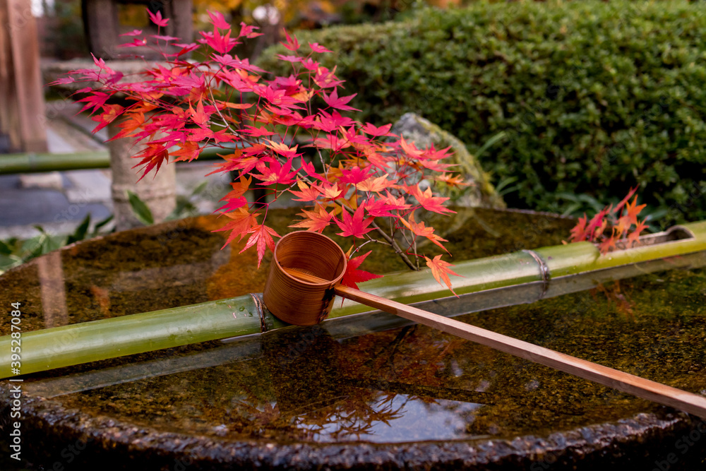 Foto de Beautiful "Flower Hand Water" decorated with red maple leaves ...