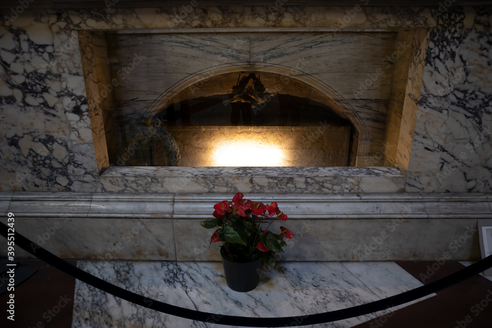 Tomba di Raffaello Sanzio a Roma, Pantheon Stock Photo | Adobe Stock