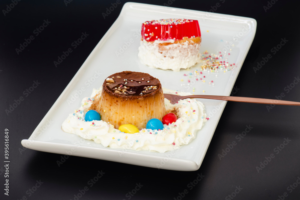 Flan de huevo casero, decorado con crema y dulces de colores, y pastel ...