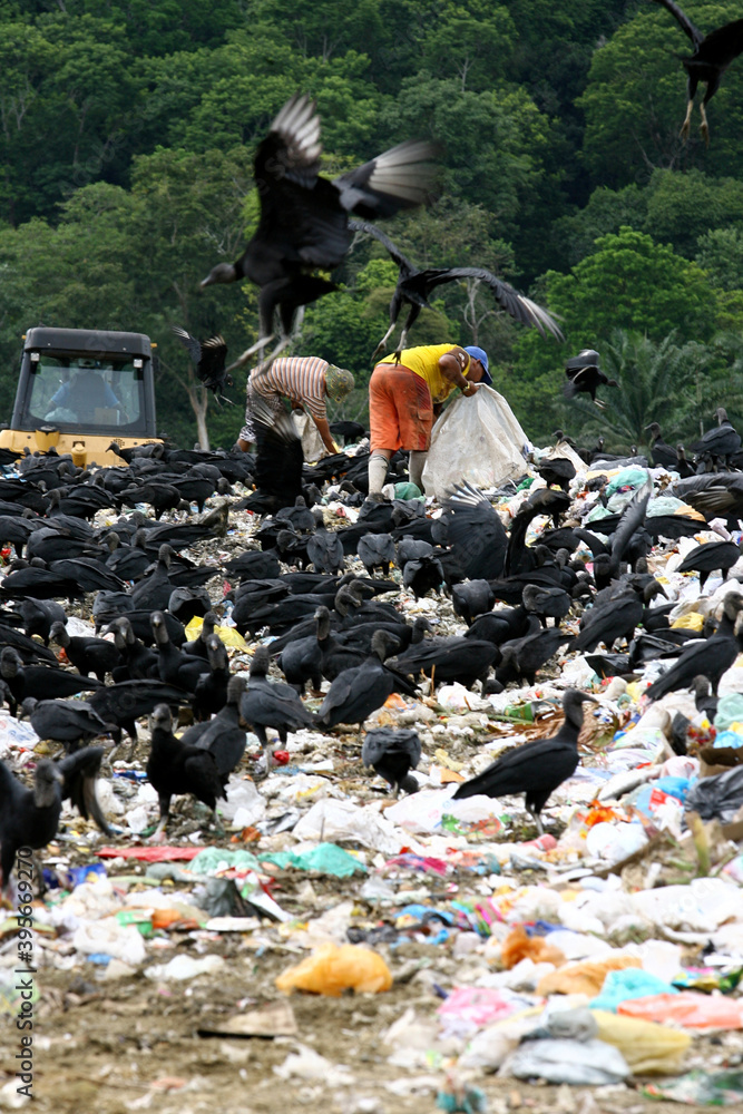 Foto de itabuna, bahia, brazil - february 14, 2012: people are seen ...