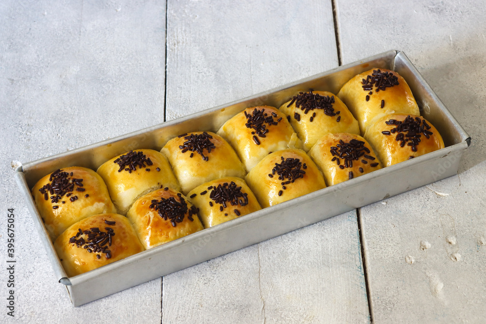 Foto de Bolen Pisang or banana and chocolate wrapped with puff pastry ...
