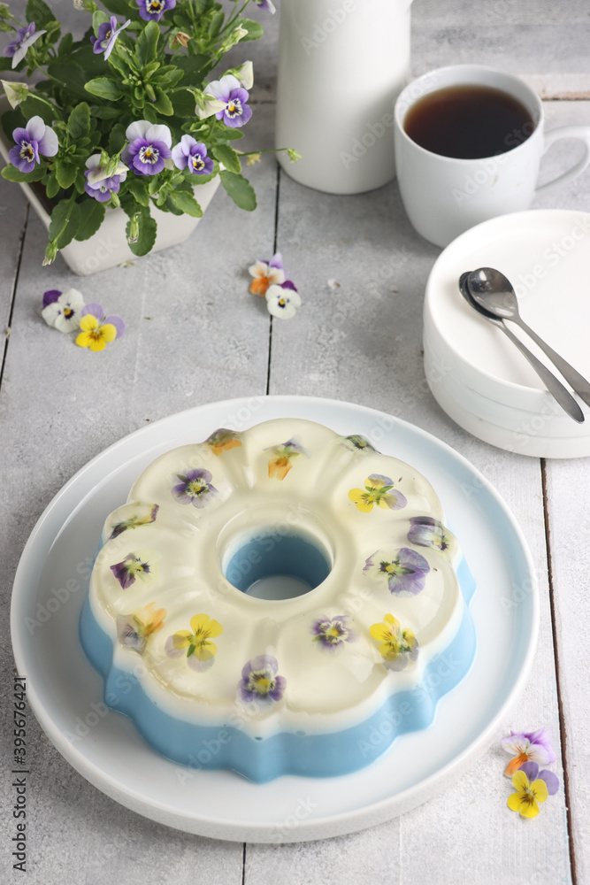 Puding bunga. Edible flower pudding. On the top side, clear pudding ...
