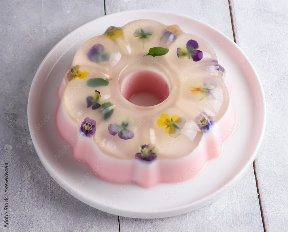 Puding bunga. Edible flower pudding. On the top side, clear pudding with edible flower, Middle ...
