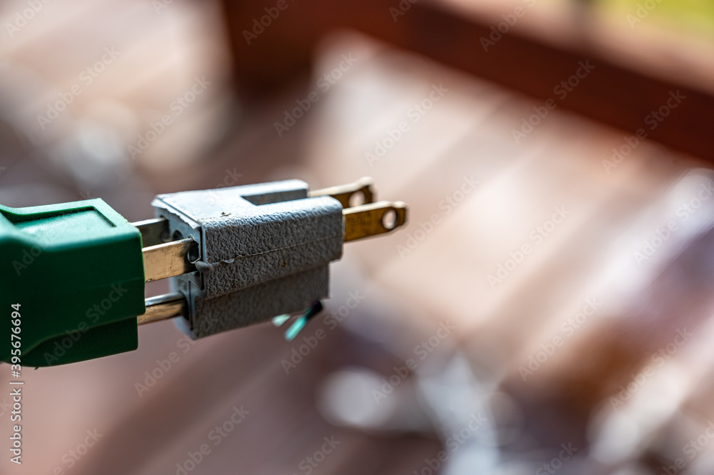 Foto de Demonstrating using a 3-prong adapter to connect two power ...