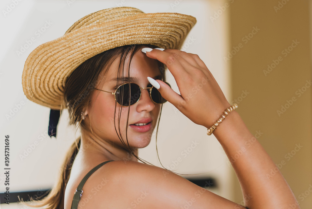 Foto de Real people concept, close up portrait of beautiful young women ...