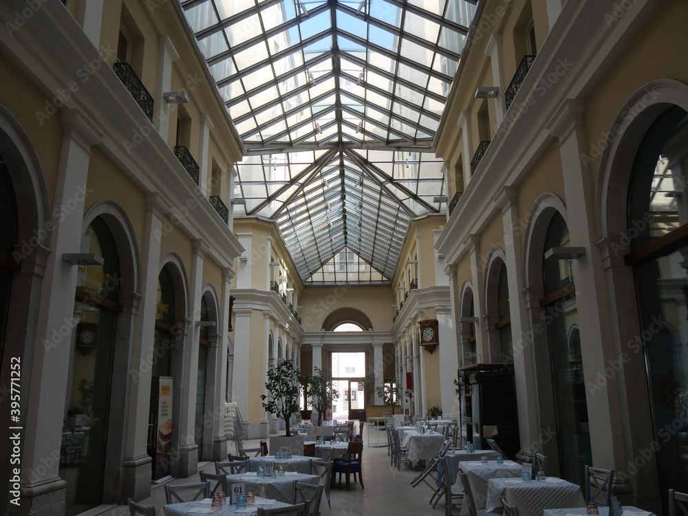 Foto de Tergesteo building in Trieste, interior with a shopping gallery ...