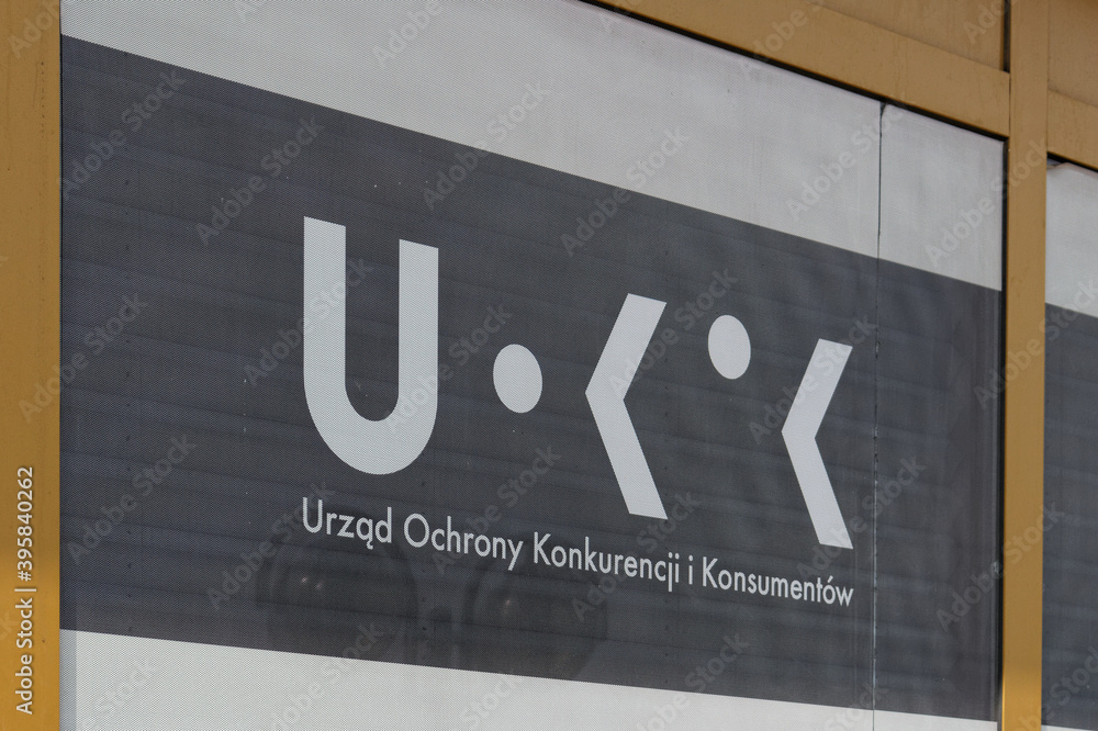 Warszawa, Polska, 25 kwietnia 2018: Widok na logo UOKiK - Urzędu ...