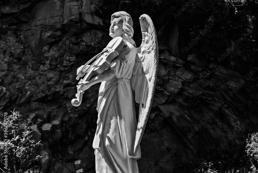 La estatua de un ángel toca la mas bella de las melodías ภาพถ่ายสต็อก ...