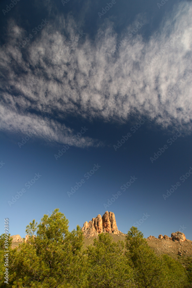 Foto de Pinar, pico de roca caliza y cielo con cirros o nubes altas ...