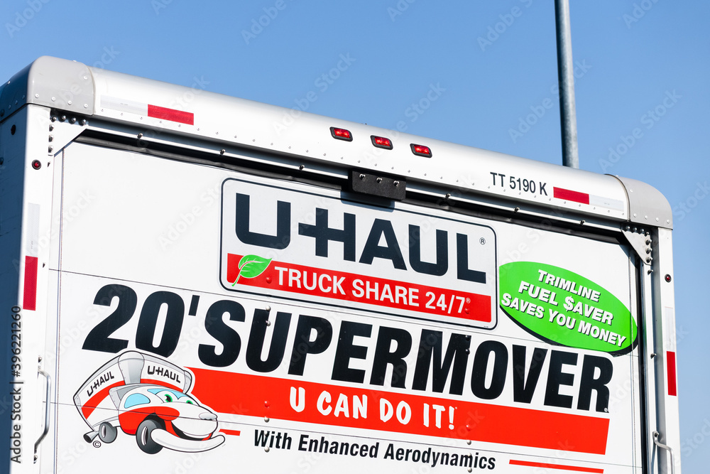 Foto de Oct 28, 2020 Concord / CA / USA - U-Haul logo displayed on a ...