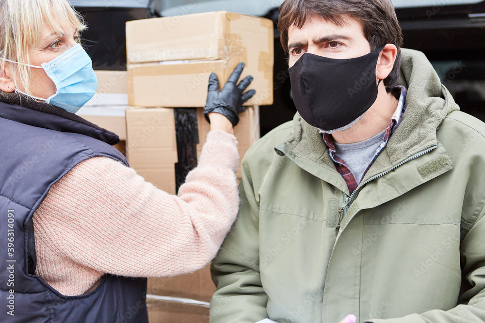 Paketzusteller liefern Pakete aus zu Weihnachten Stock Photo | Adobe Stock