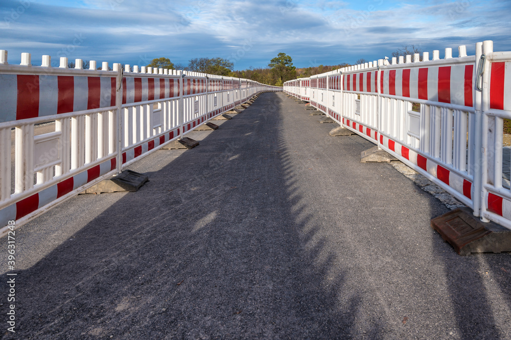 Absicherung einer großen Baustelle mit Schrankenzaun aus Kunststoff ...