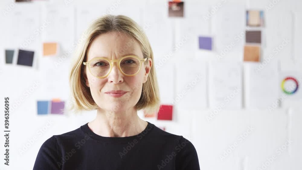 Vidéo Stock Portrait of smiling mature female fashion designer wearing ...