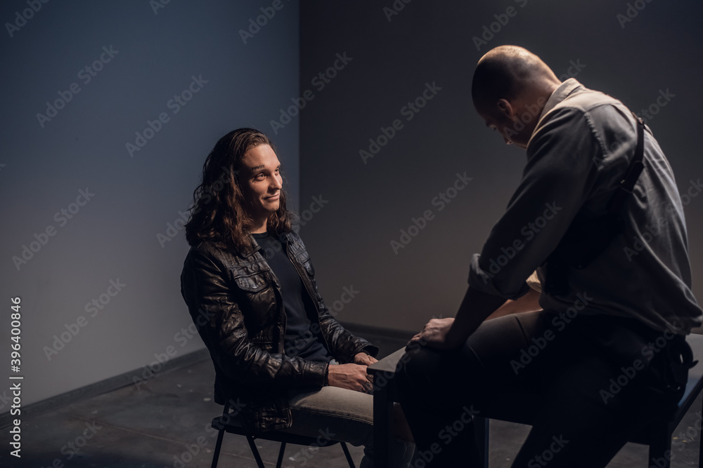 A police detective suspects a white man of committing a crime. Conducts ...