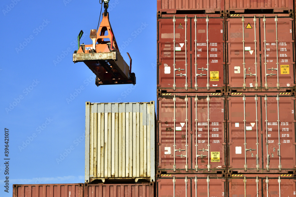 Hafenkran mit Container-Hebevorrichtung bei einem Binnenhafen ...
