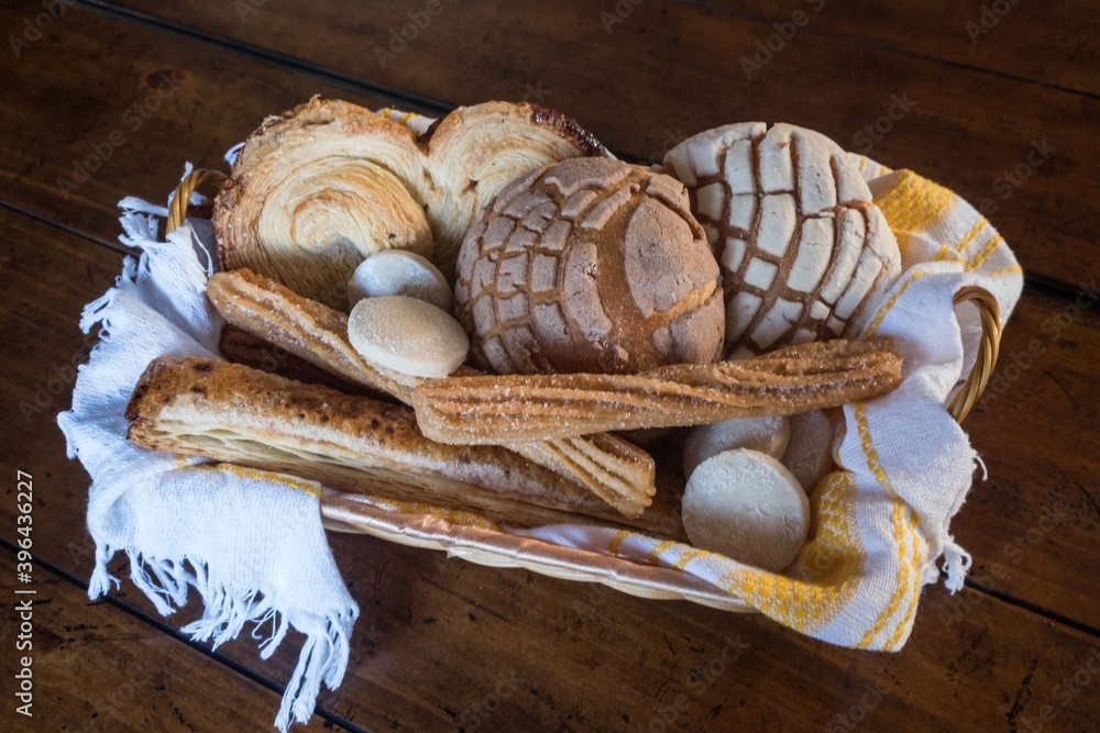 tradicional pan dulce mexicano, conchas, churros, orejas, campechanas ...