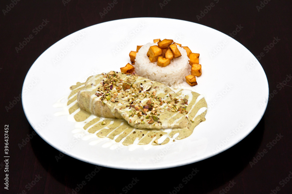 Pechuga de pollo con mole de pistache y arroz con platano macho frito ...