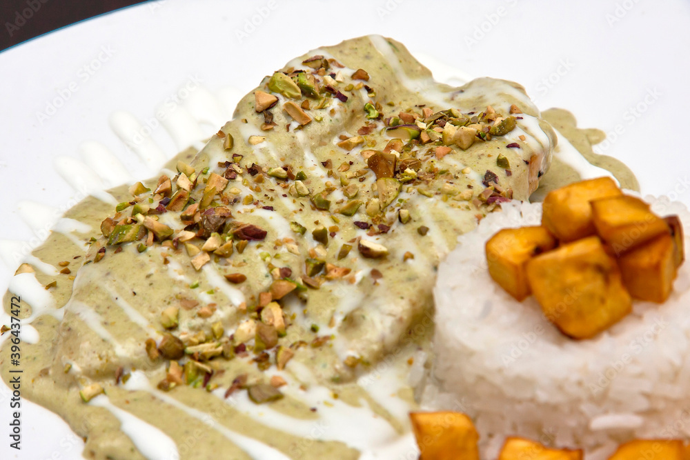 Pechuga de pollo con mole de pistache y arroz con platano macho frito ...