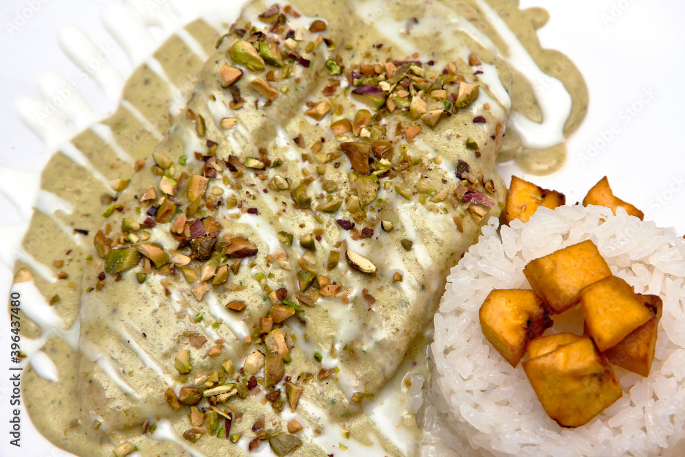 Pechuga de pollo con mole de pistache y arroz con platano macho frito ...