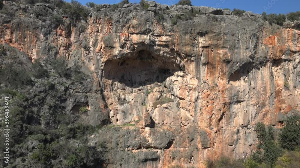 Vidéo Stock Rocky walls of large and big karst depression area. Karst ...