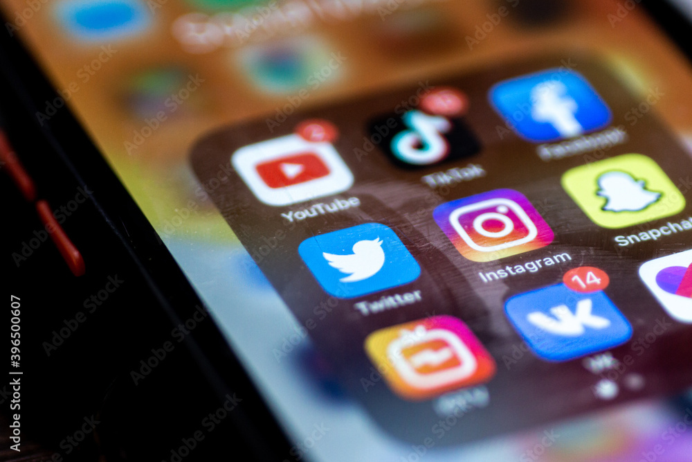 Foto de iOS social media apps on the screen of iPhone.Logo and app ...