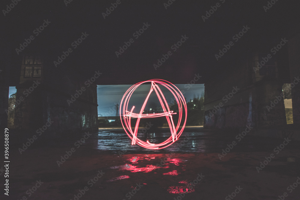 Símbolo anarquista pintado con luz. A dibujada con luz. Stock Photo ...