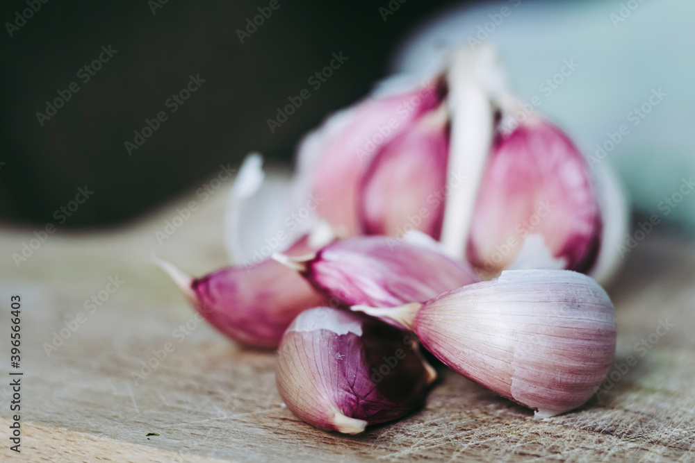 Gousses d'ail rose sur une planche en bois dans la cuisine Stock Photo ...