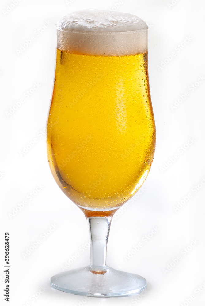 Copo de cerveja com espuma Stock Photo | Adobe Stock