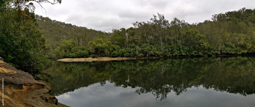 Foto de Beautiful view of a creek with reflections of cloudy sky ...