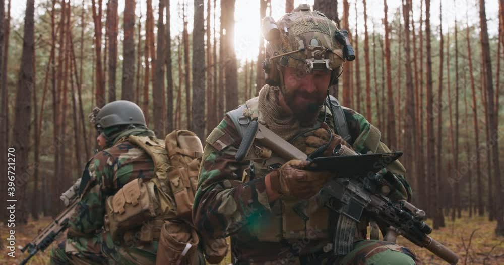 Video „The squad commander transmits information from the ...