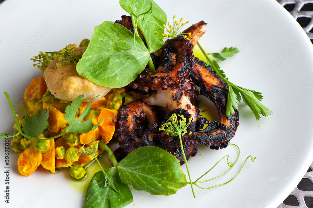 Foto de Octopus. Fresh octopus sautéed and grilled in butter, garlic ...