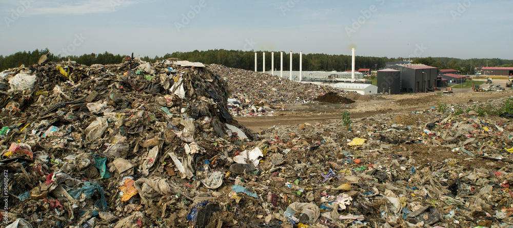 Foto Stock Huge landfill of big city. Piles of garbage. Recycling waste ...