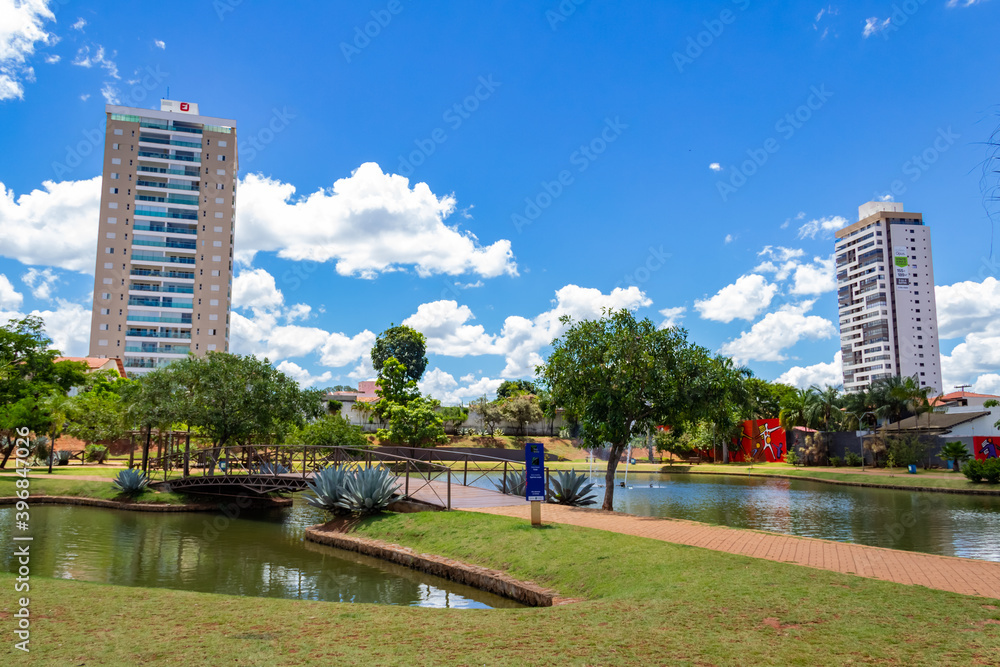 Paisagem do Parque Ipiranga na cidade de Anápolis em Goiás. Um parque ...