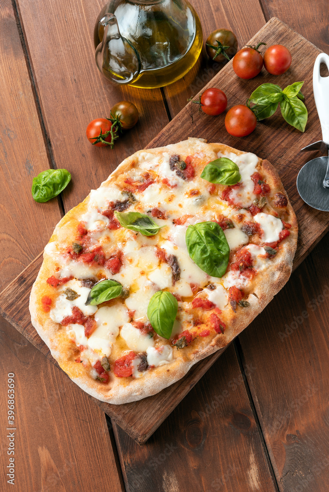 Pinsa romana, squisita variante della pizza italiana Stock Photo ...