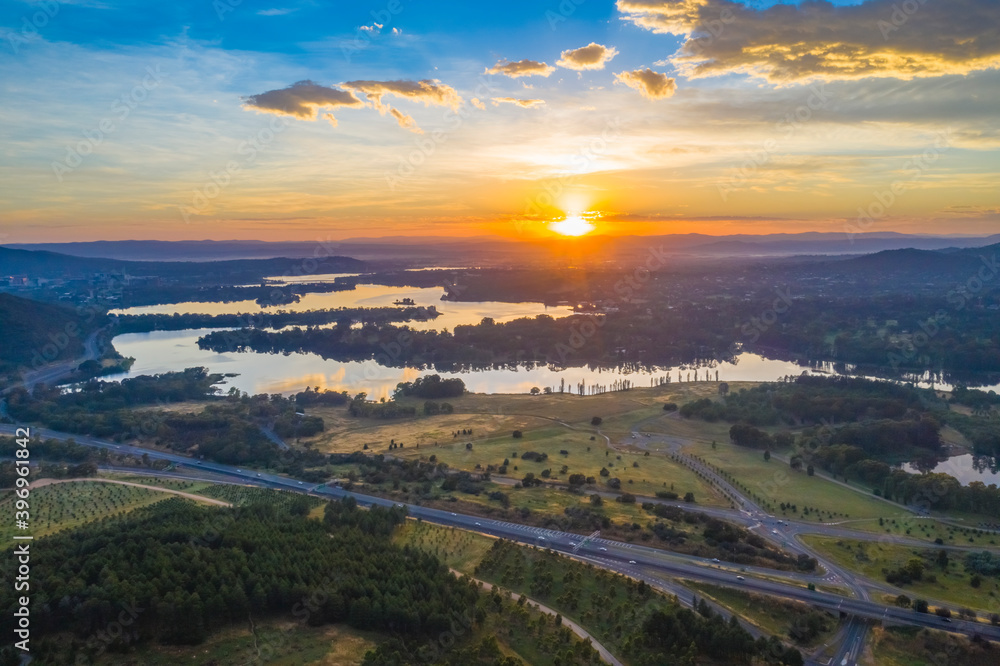 Foto de Aerial view of Molonglo River from the national arboretum in ...