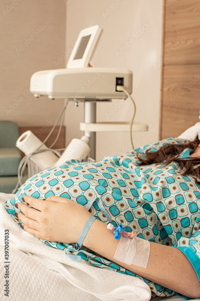 Stockfoto Pregnant woman in newborn hospital lying near fetal heart ...