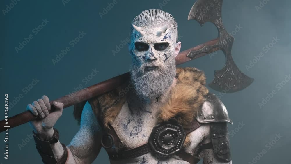 Vidéo Stock Northern violent and iced undead barbarian moves forward ...