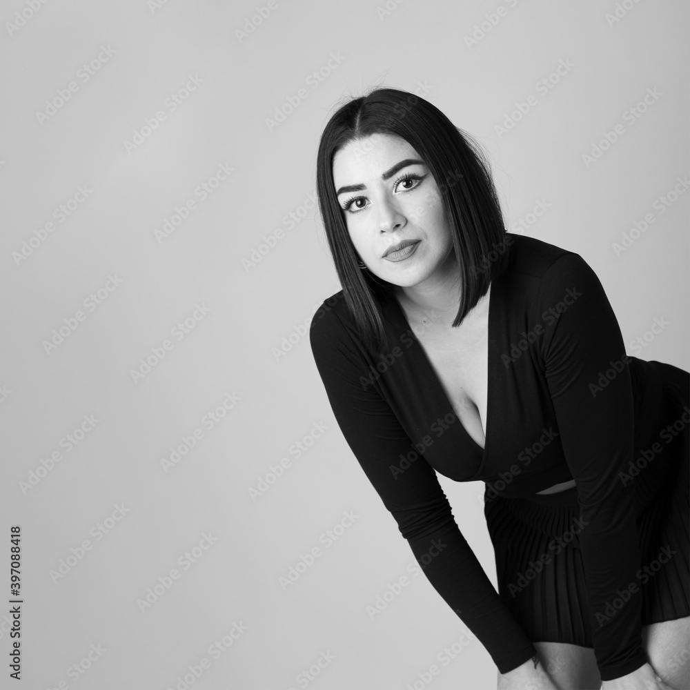 Mujer joven recargada sobre sus rodillas Stock Photo | Adobe Stock