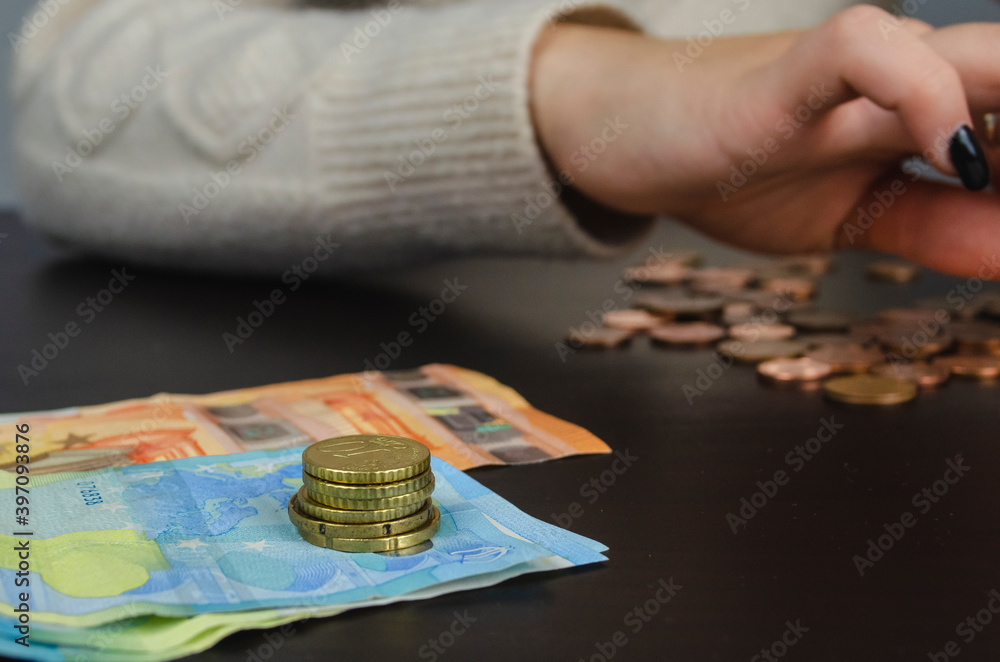 manos de mujer contando dinero, monedas y billetes Stock Photo | Adobe ...