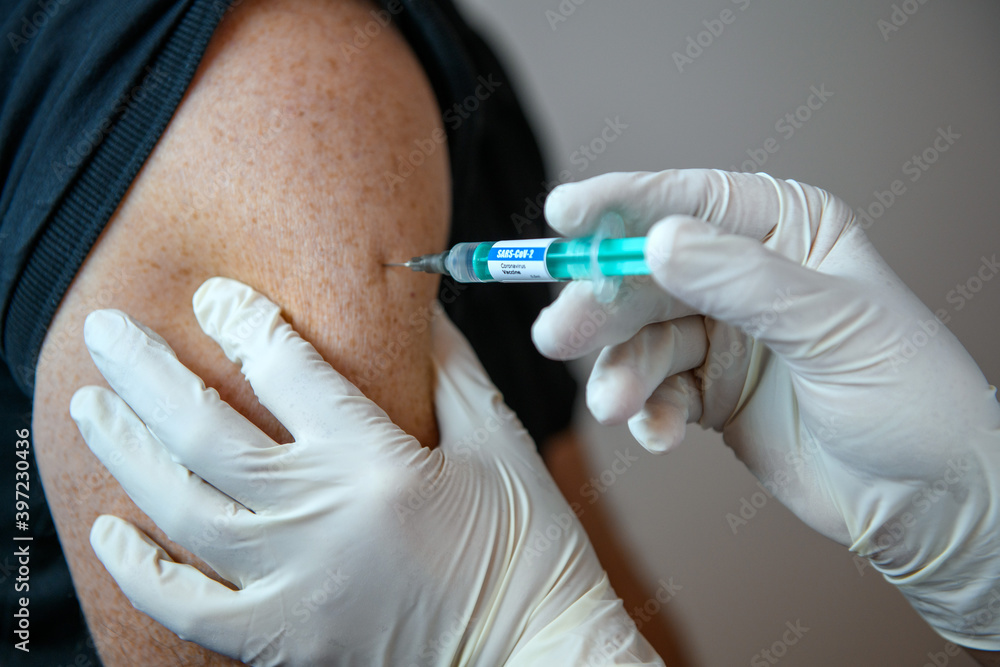 Wuppertal, 04.12.2020, Impfung im Oberarm gegen das Coronavirus SARS ...
