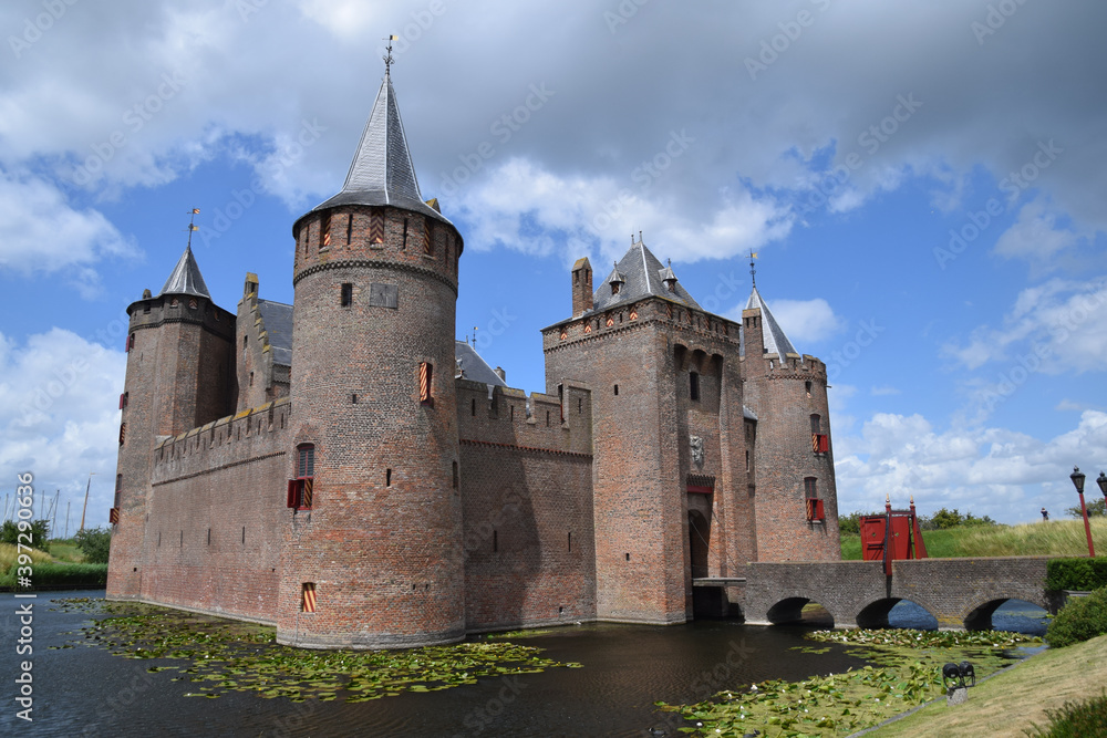 Stockfoto Amsterdam Castle Muiderslot, surrounded by water and gardens ...
