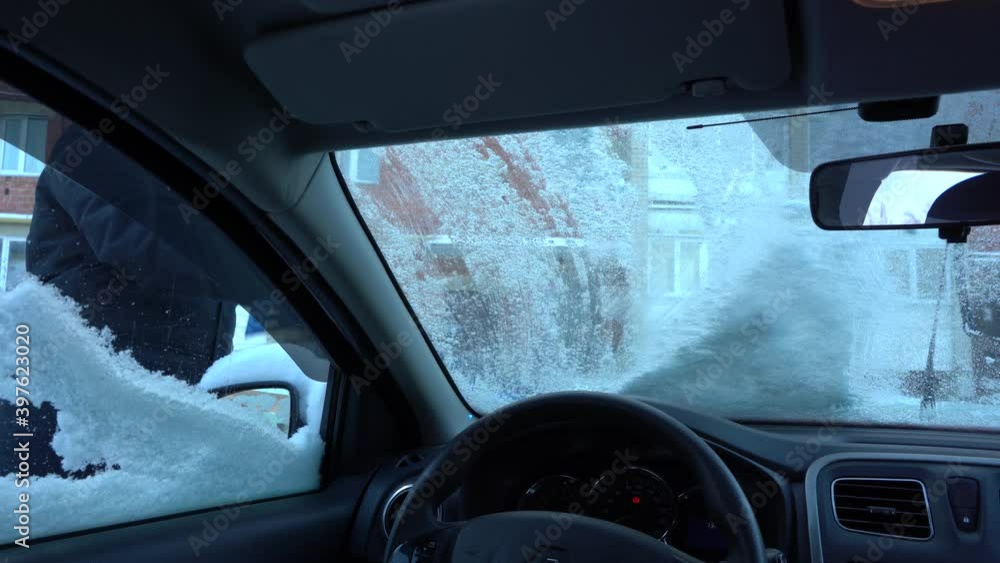 Vidéo Stock Sweep snow from the car. Car covered by snow after a snow ...