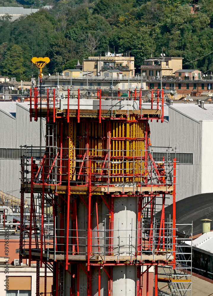 La costruzione di un pilone autostradale in cemento armato. Stock Photo ...