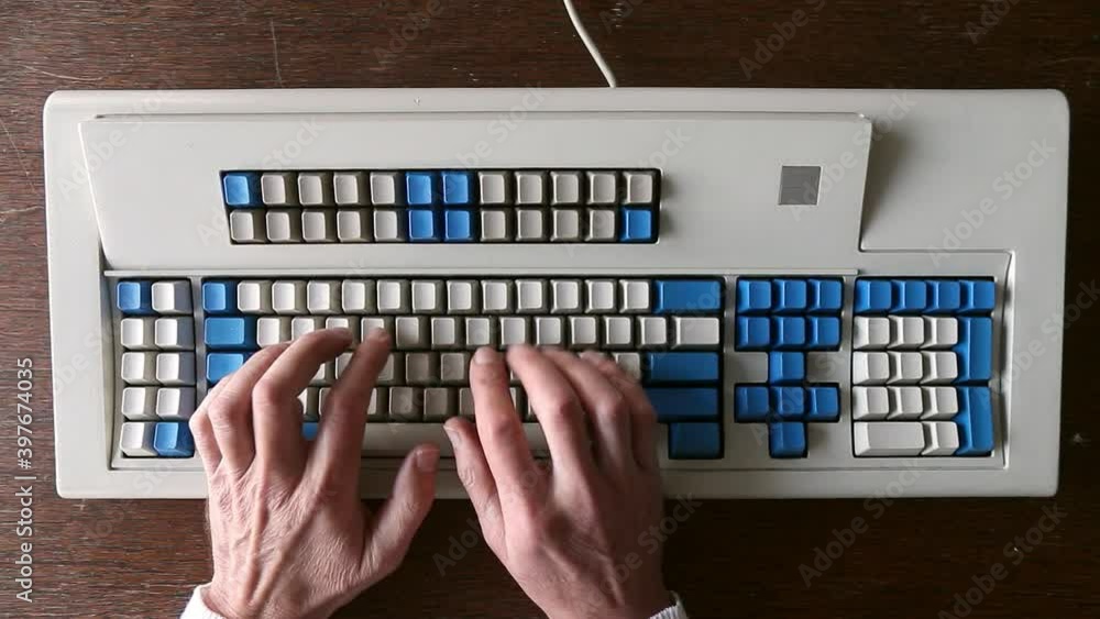 Vidéo Stock Touch typing on a big vintage Model M clicky keyboard with ...
