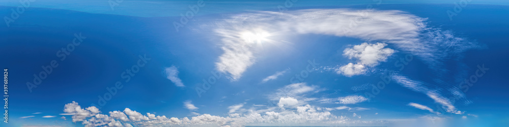 Foto de Seamless panorama of sky with light clouds in spherical ...