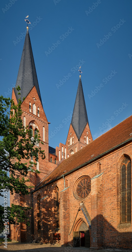Klosterkirche St. Trinitatis in Neuruppin: Hauptportal mit Wimperg und ...