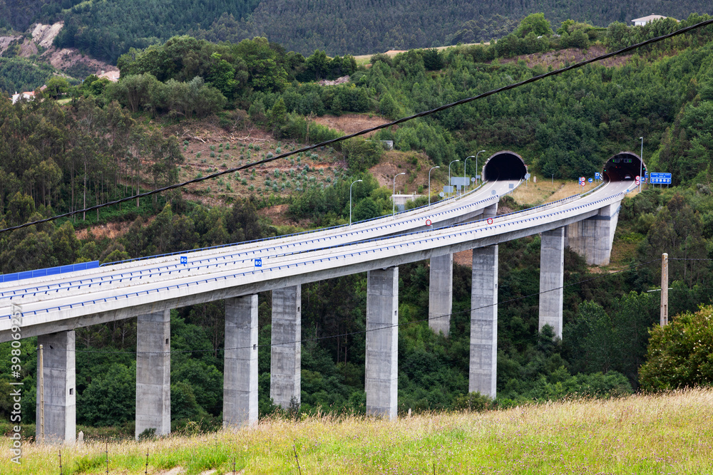 Vista de un gran puente o viaducto con sus pilares y en entorno natural ...