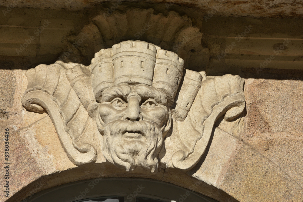 Mascaron de l'ile Feydeau à Nantes, représentant un roi avec une ...