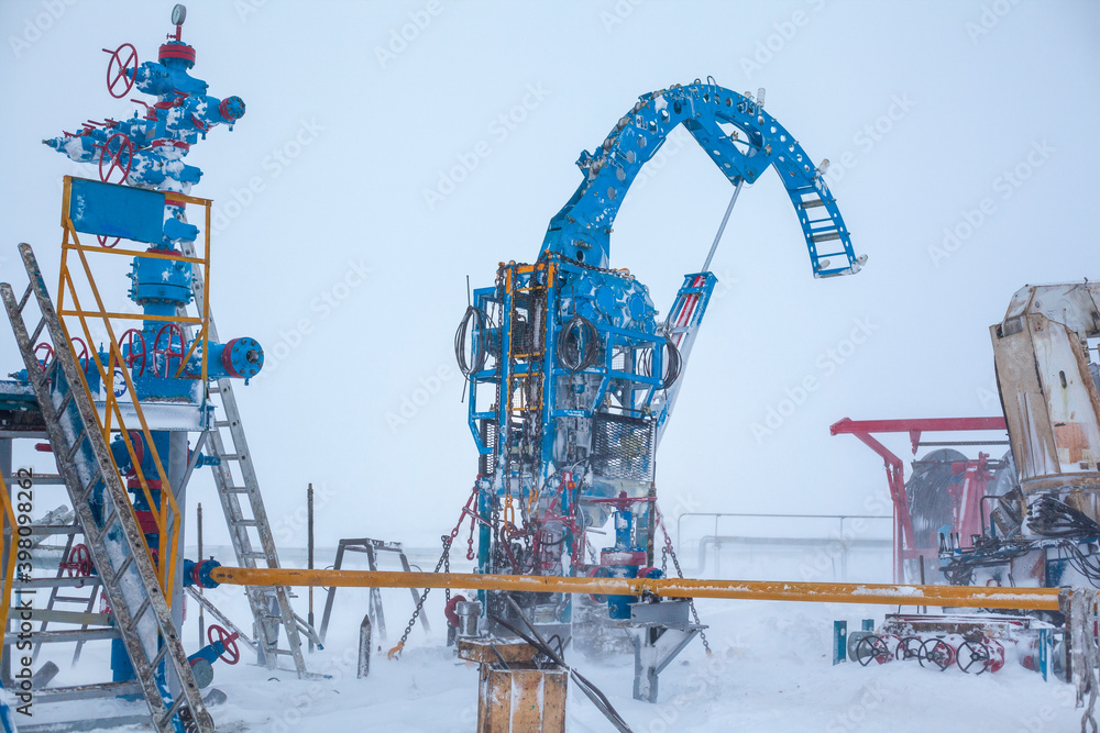 Overhaul of gas wells, coiled tubing installation, Gas-hole spot ...